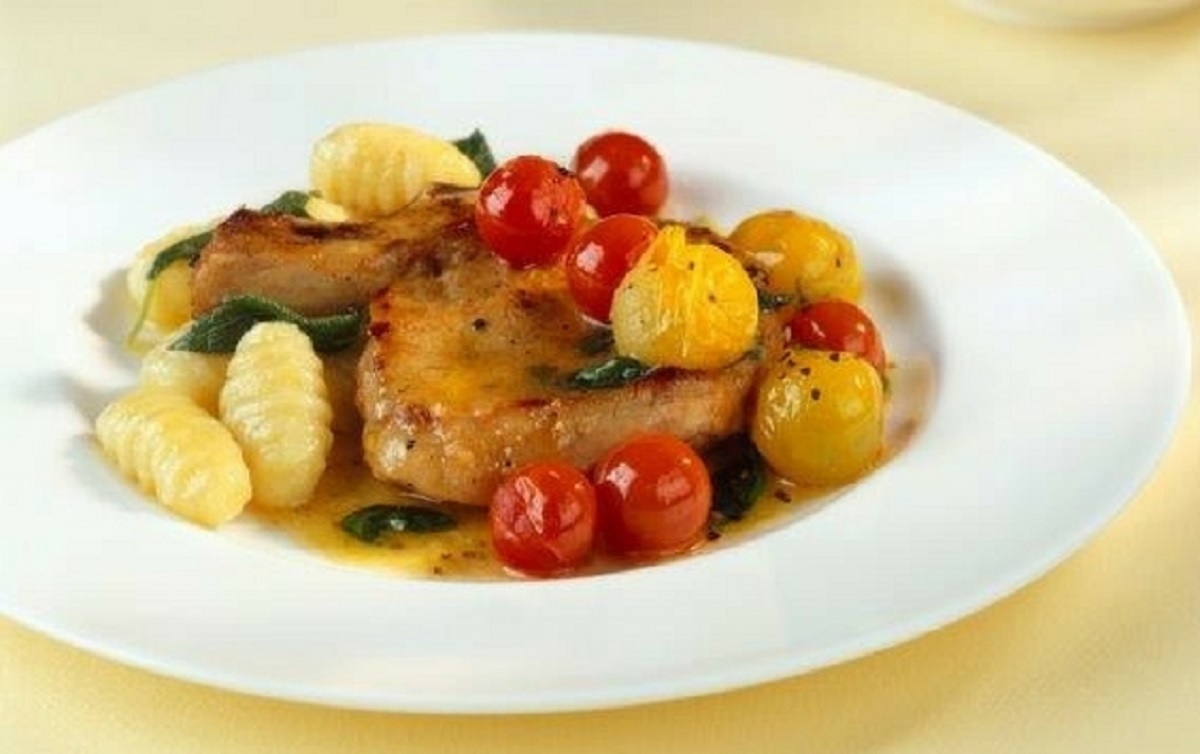 Χοιρινές μπριζόλες με ντοματίνια, φασκόμηλο και κρασί | Συνταγή ...