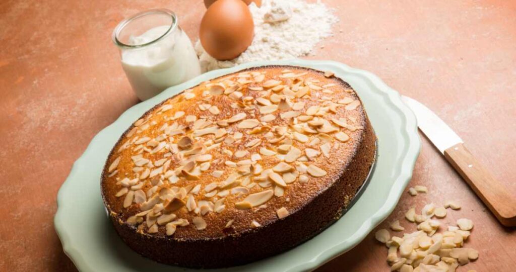 Κέικ με γιαούρτι και αμύγδαλα | Συνταγή - iCookGreek